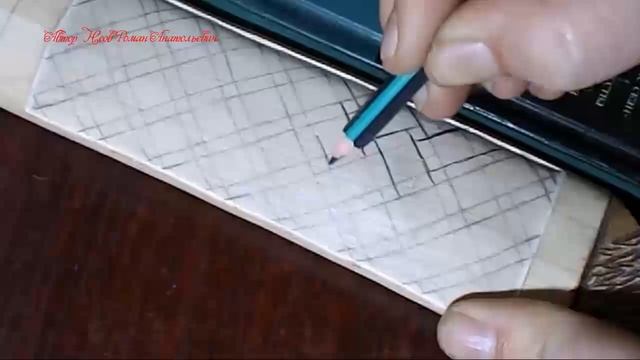 Вырезаем на топорище голову льва и плетёнку.