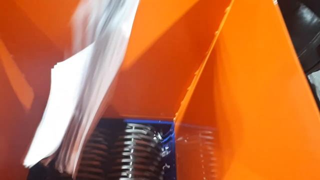 Дробилка дробление бумаги толщина ножей 9мм на шредер двухвальный ИШМ-220.mp4