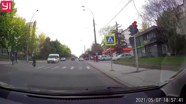 На полном газу, на красный сигнал светофора, да еще и с пешеходами переходящими зебру...