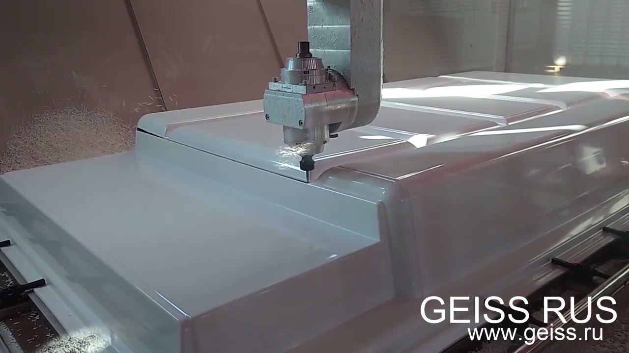 Обрезка большой пластиковой детали на станке со столом-челноком.