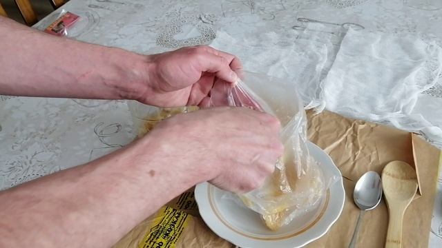 Весенняя подкормка пчёл мёдом.