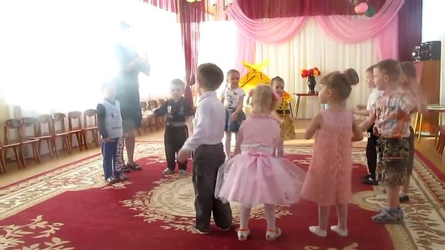 8 Марта 2017. Ванятка на утреннике жжёт! [4f-_udUzIeI].mp4