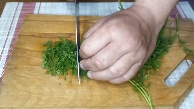 Как красиво, оригинально и нарядно украсить любой салат к Пасхе.