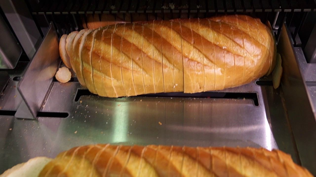 Профессиональная хлеборезательная машина Агро Слайсер 21 на выставке Современное хлебопечение