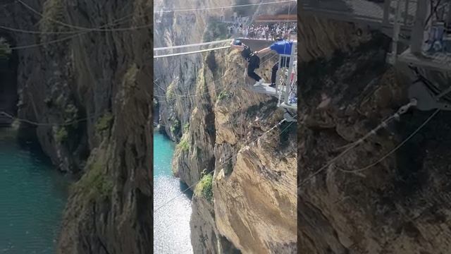 Женщина прыгает в пропасть. Сулакский каньон.