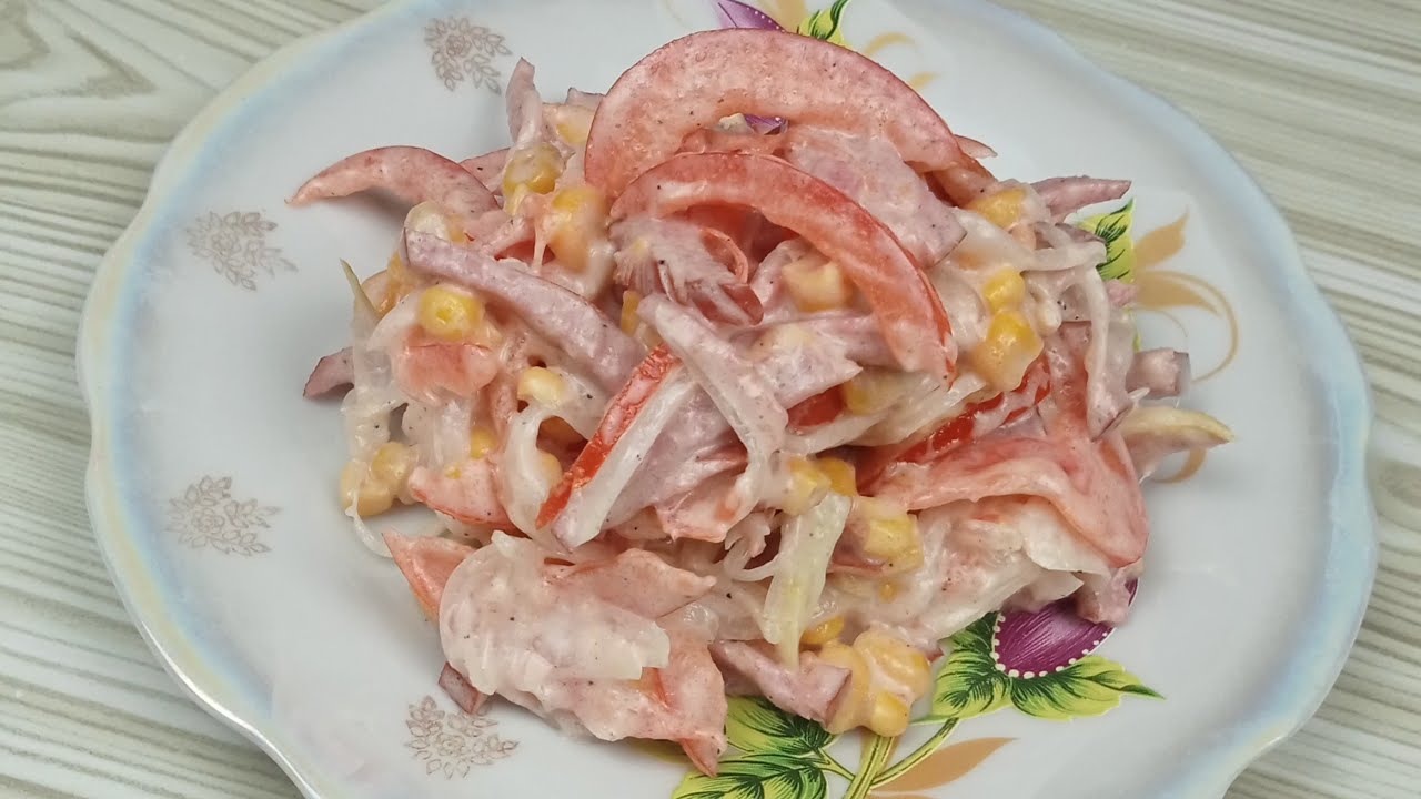 Салат с кукурузой и колбасой
