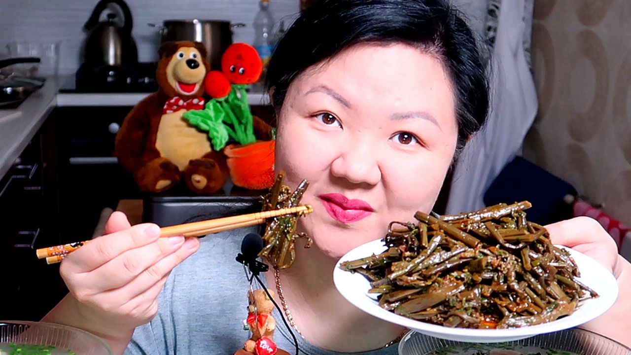 Рецепт салата из папоротника МИНАРИ ЧА. Очень вкусно получается!