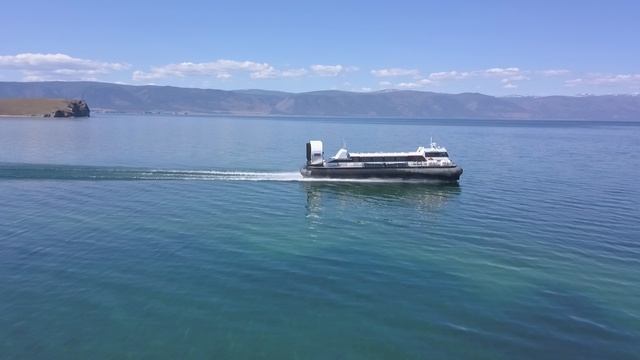 Судно на воздушной подушке "Бирюса" на Байкале.