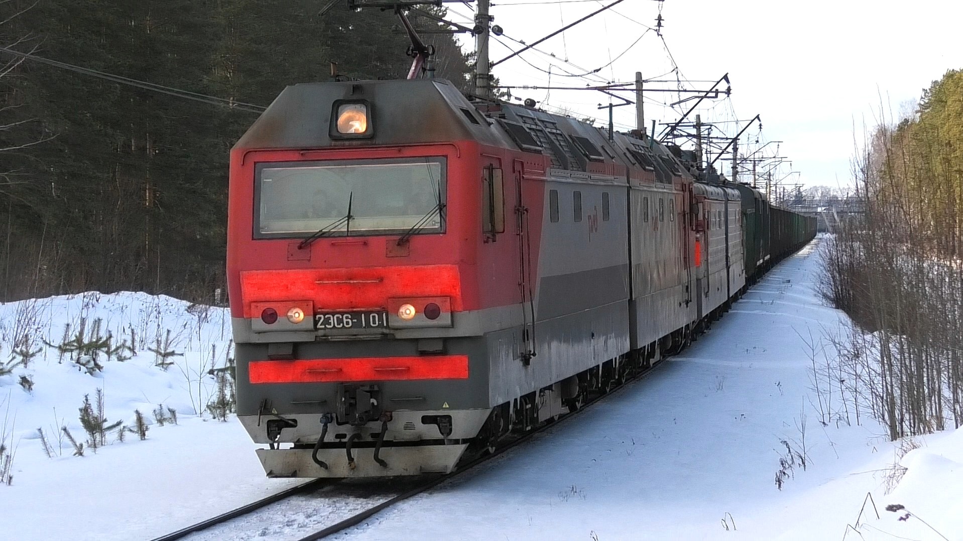 "В двойной тяге" 2ЭС6-101 "Синара" и ВЛ10-1793 с грузовым поездом