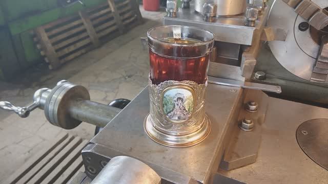 Н. С. Хрущёв и... подстаканник.