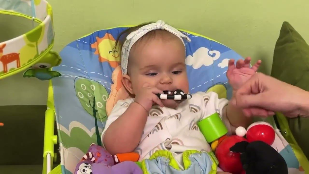 Игрушки. Смешная реакция малыша