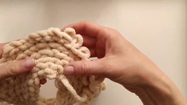 Пончик-подушка вязаная руками без инструментов из alize puffy. Мастер-класс.mp4