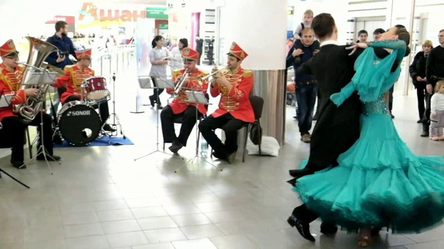 Танцуем вальс под оркестр Гусар - звучит вальс из к/ф "На семи ветрах" композитор К.Молчанов