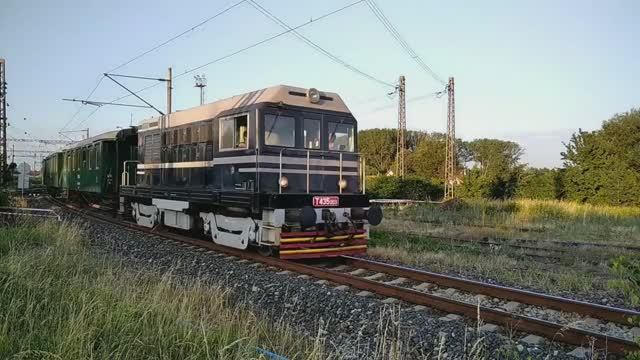 Тепловоз ЧМЭ2 едет с ретро поездом