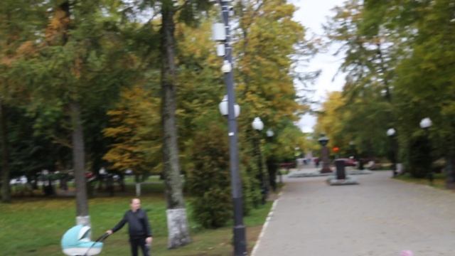 Вышли на прогулку, рассказываю об одной из достопримечательностей нашего города Рыбинска.