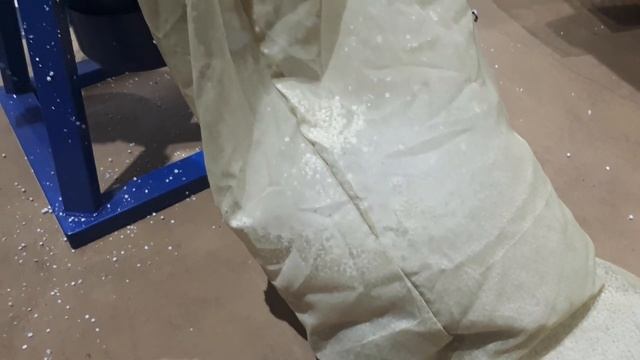 Дробилка измельчитель пенопласта на МИ 500Р измельчение  на сетке 10мм.mp4