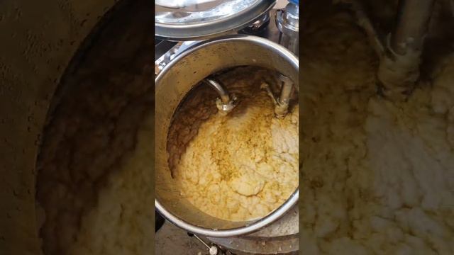 Добавляем отвар крапивы в готовое мыльное ядро