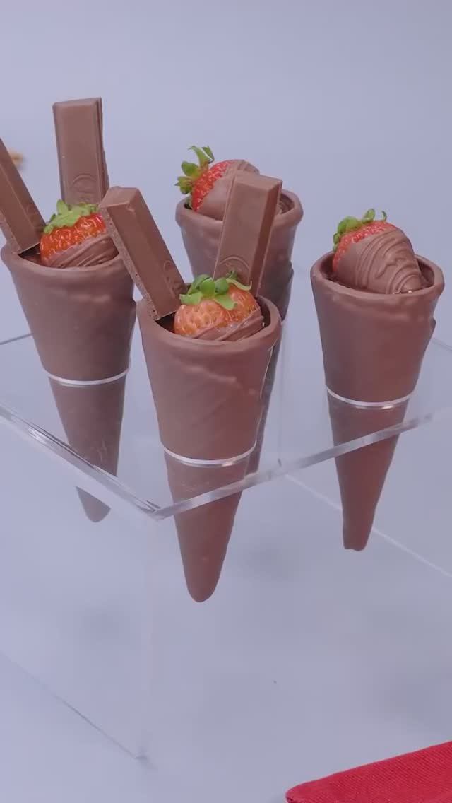 Пирожное клубника в шоколаде