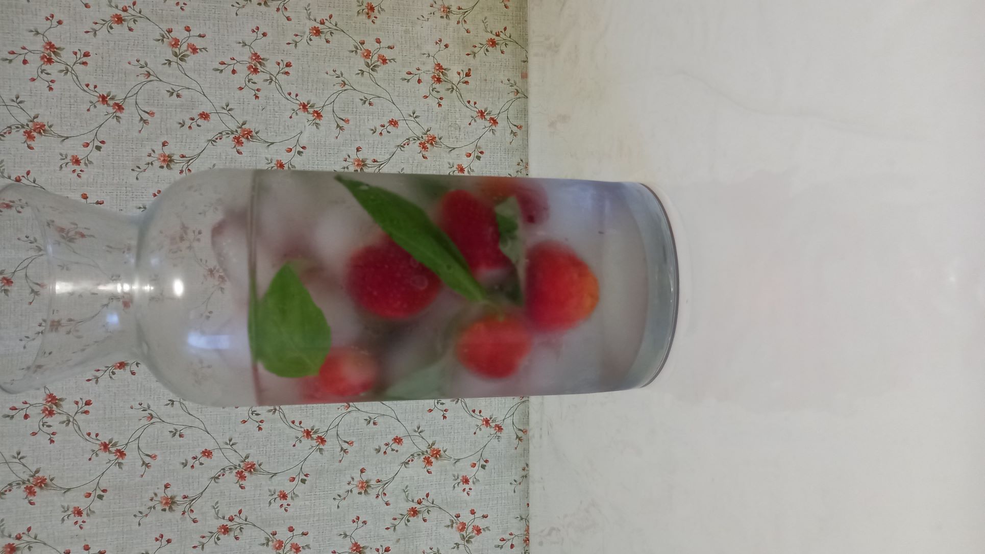 Вода ароматизированная клубникой и базиликом😋