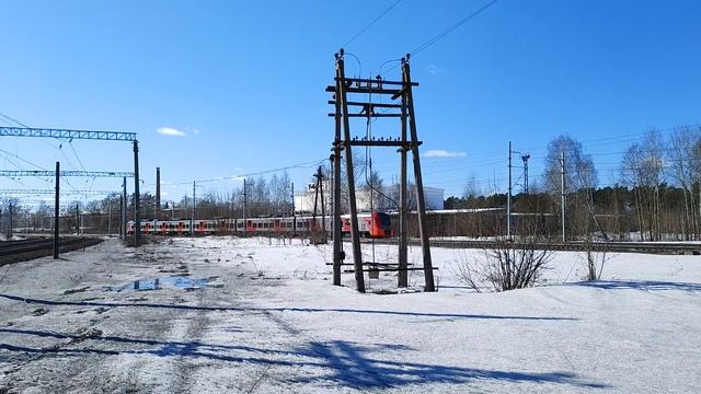 Электропоезд Ласточка мчит в Нижний-Новгород