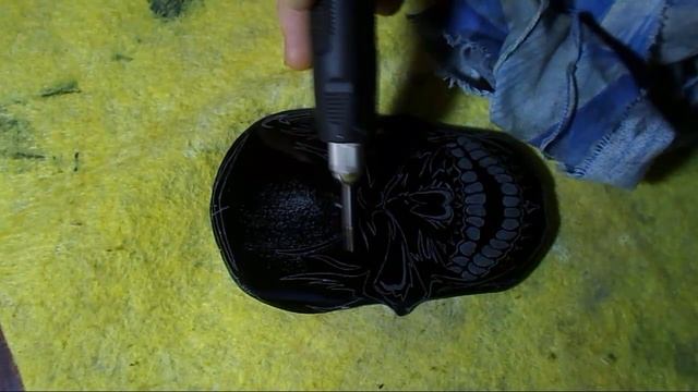 Череп на стекле.Вырезаем черепок из стеклянной бутылки.