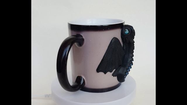 Беззубик Синий Вспыш на черной кружке хамелеоне с блестками. Магическая чашка Как приручить дракона.