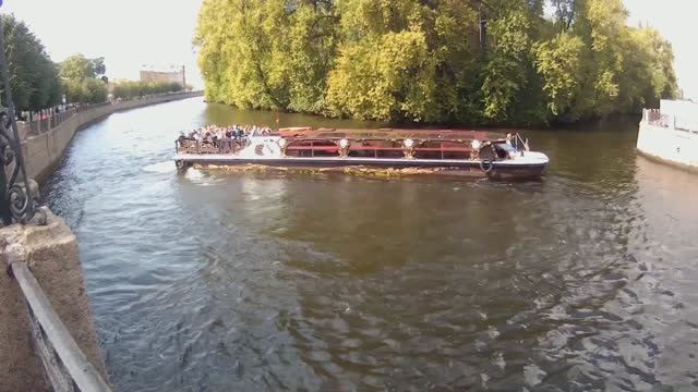 Навигация в дельте Невы. Наблюдаем экскурсионные суда