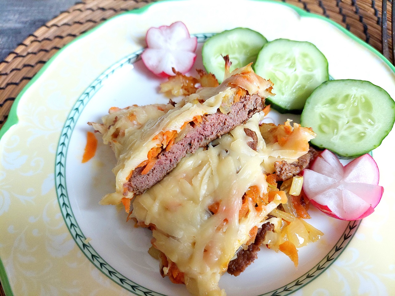 Печёночные оладьи с овощами и сыром, запечённые в духовке. Настоящее лакомство – нежно и сочно.