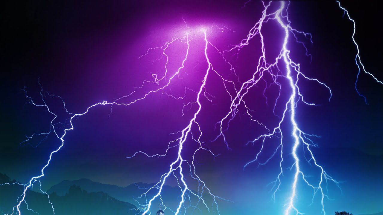 Молния. Замедленная съёмка. Вид из окна. Карпинск