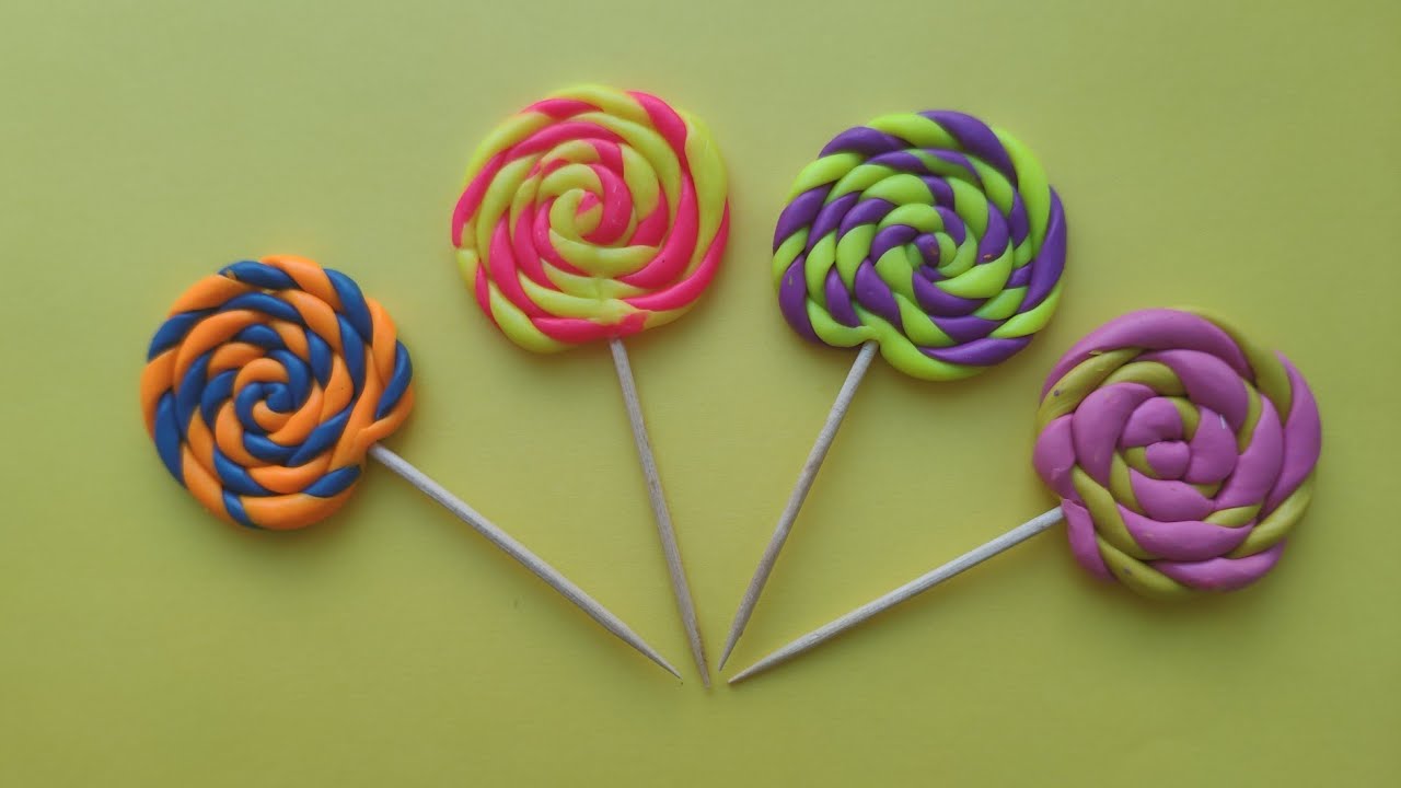 Как слепить из пластилина карамельку.