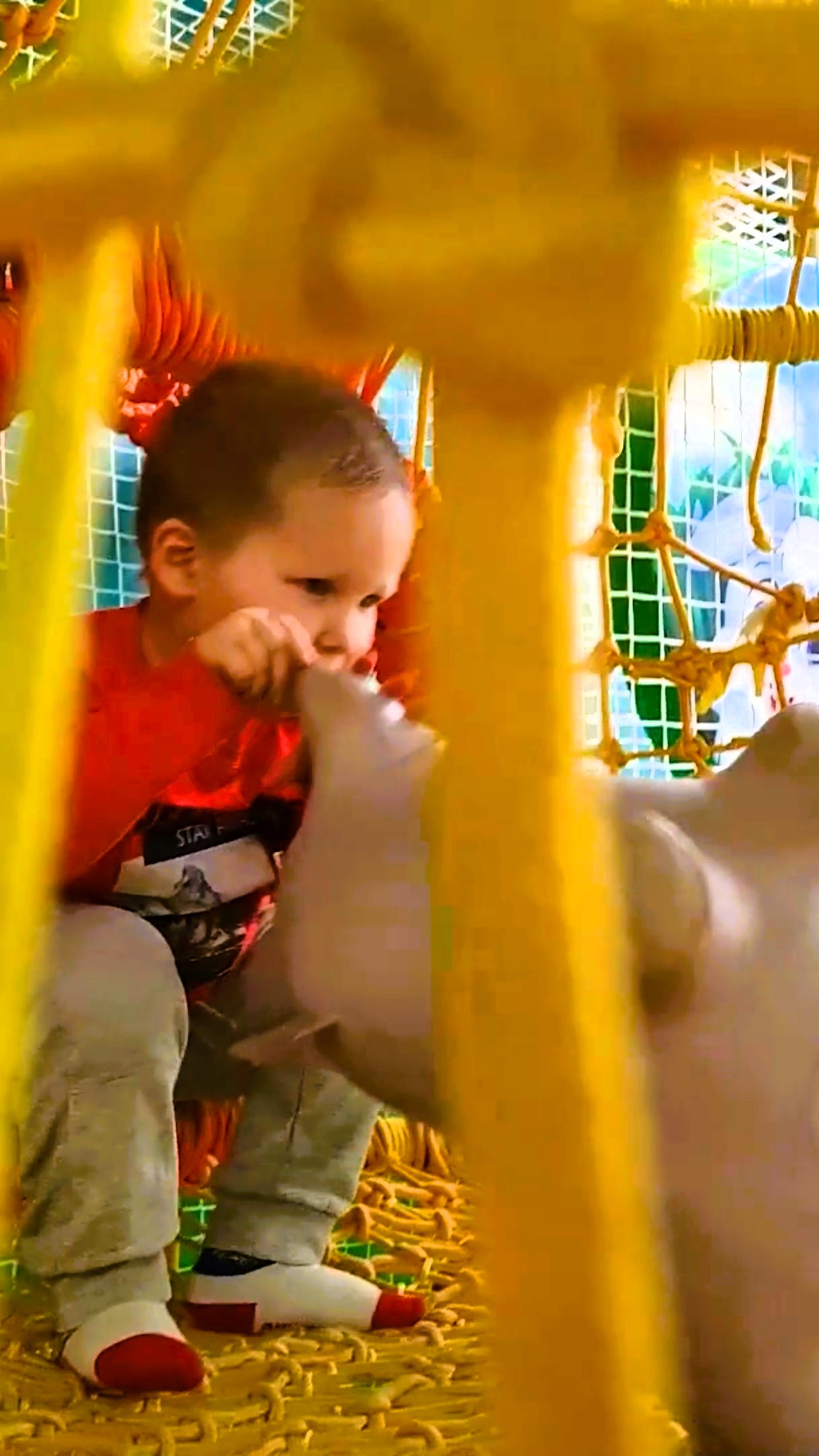 Ребенок радостно бегает по лабиринту