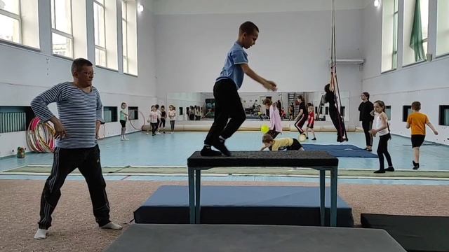 Репетиции. Переднее сальто за ногу на стол.