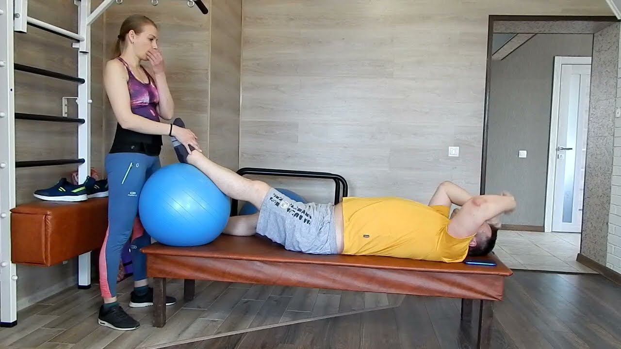 У43 ПОСЛЕ ТРАВМЫ УПРАЖНЕНИЕ ДЛЯ ПРИВОДЯЩИХ И ОТВОДЯЩИХ МЫШЦ НОГ НА ФИТБОЛЕ! ЛФК ДОМА!