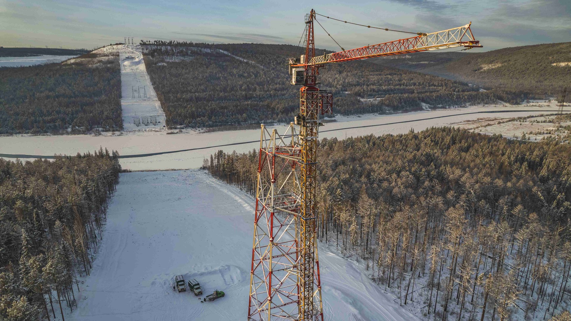 Монтаж опоры ПП500-1/76у при помощи башенного крана QTZ-80, ВЛ 500 кВ Нижнеангарская - Усть-Кут