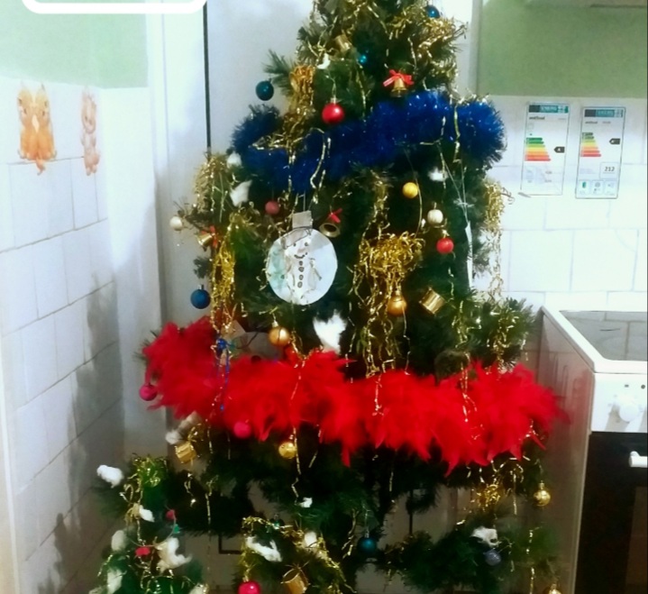 Алинка калинка наряжает елку! ?????