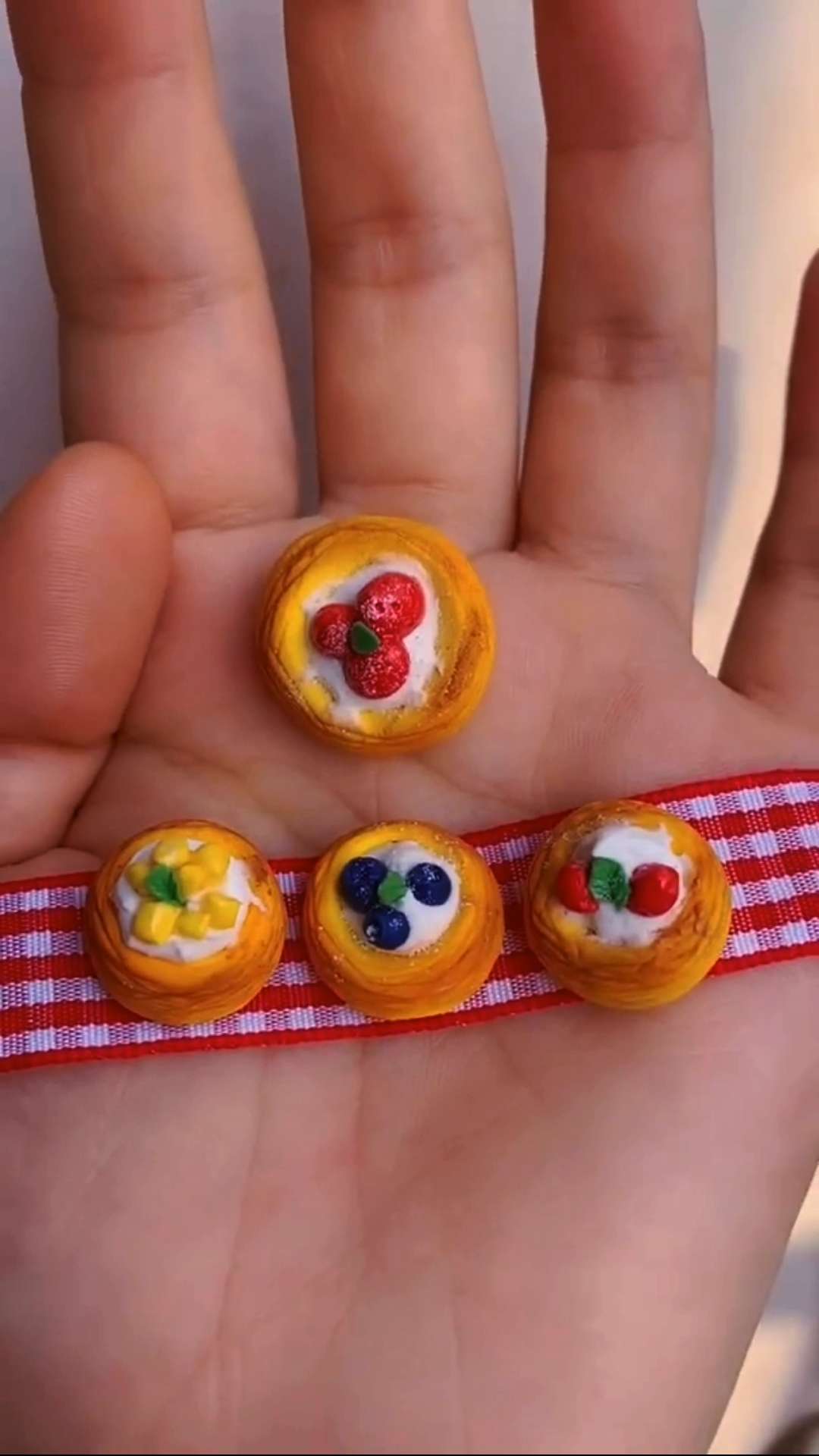 Как слепить миниатюрную еду для кукол пирожное