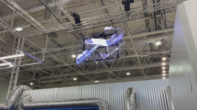 Подвес каркаса видеостены из 12-ти голографических вентиляторов для GRAND TRADE на Metal-Expo