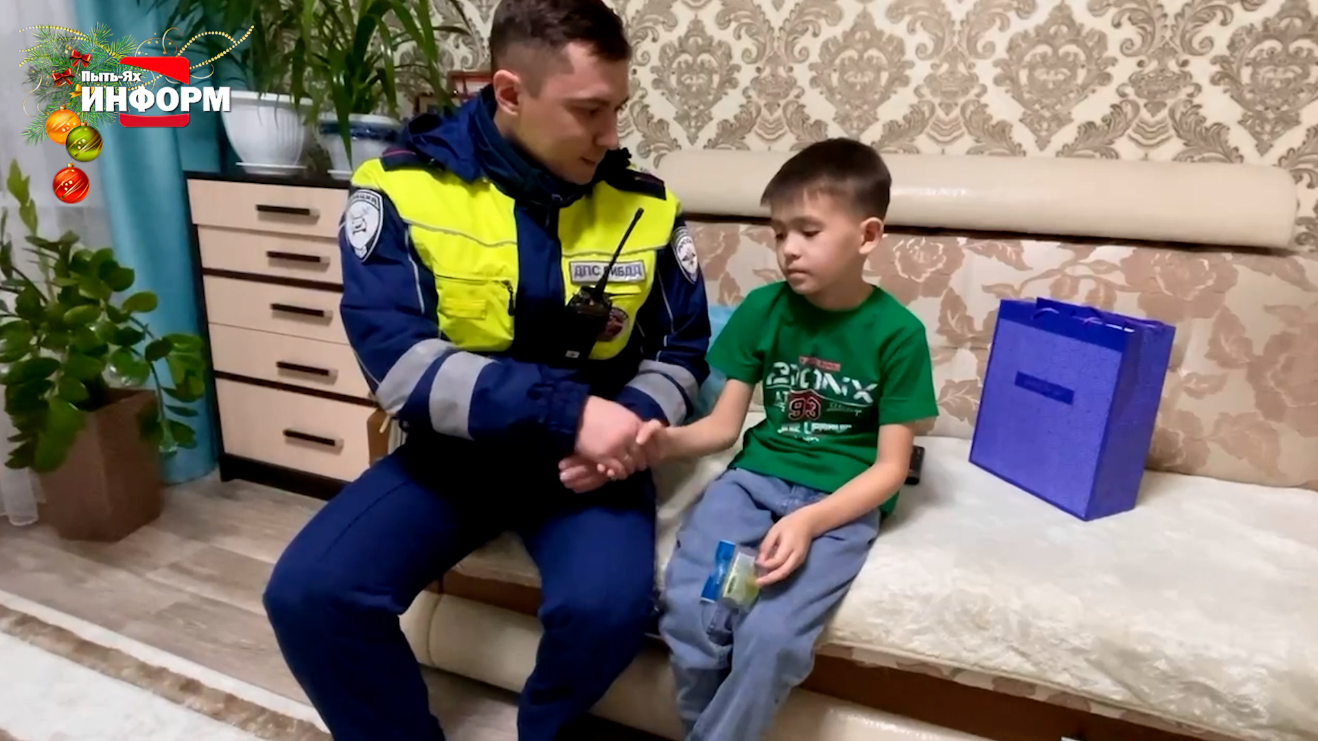 Полицейские Пыть-Яха навестили мальчика, попавшего в ДТП