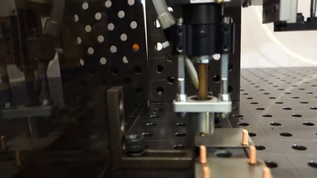 Автоматическая приварка крепежа роботом KUKA при помощи Soyer Hesomatic.