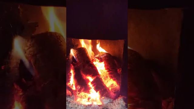 Звуки отшельника. Горят дрова в буржуйке. Деревенская келья.