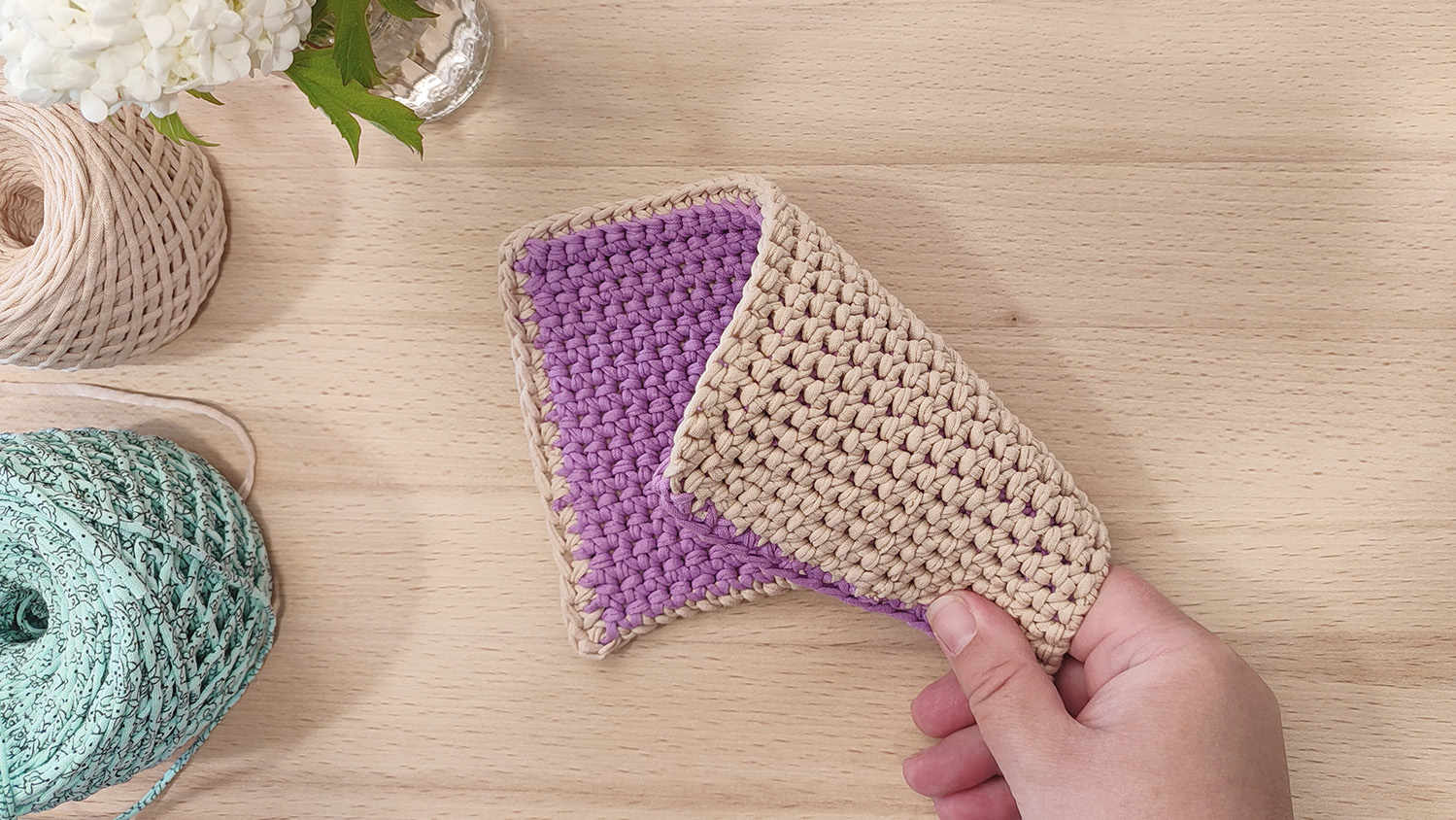 Прием вязания крючком, каждая сторона полотна своего цвета