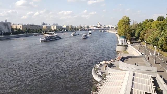 Москва. Парк Культуры, прогулка по городу, много роз. Лебеди, утки