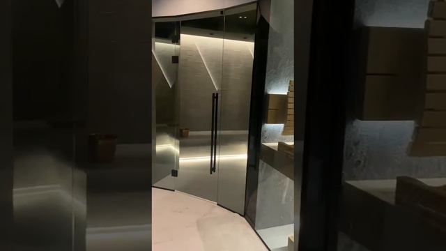 Стеклянные перегородки в спа зоны и интерьерное зеркало с подсветкой