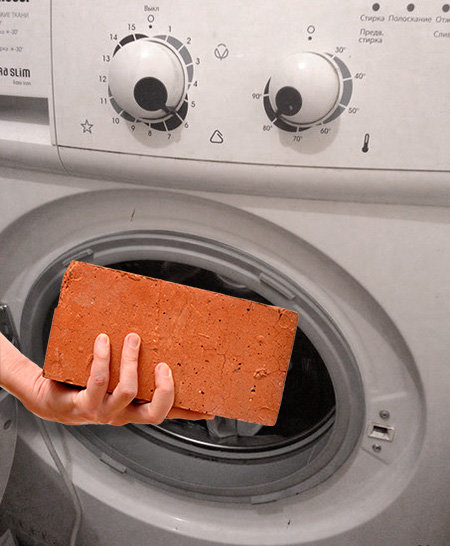 стиральная машина и кирпич