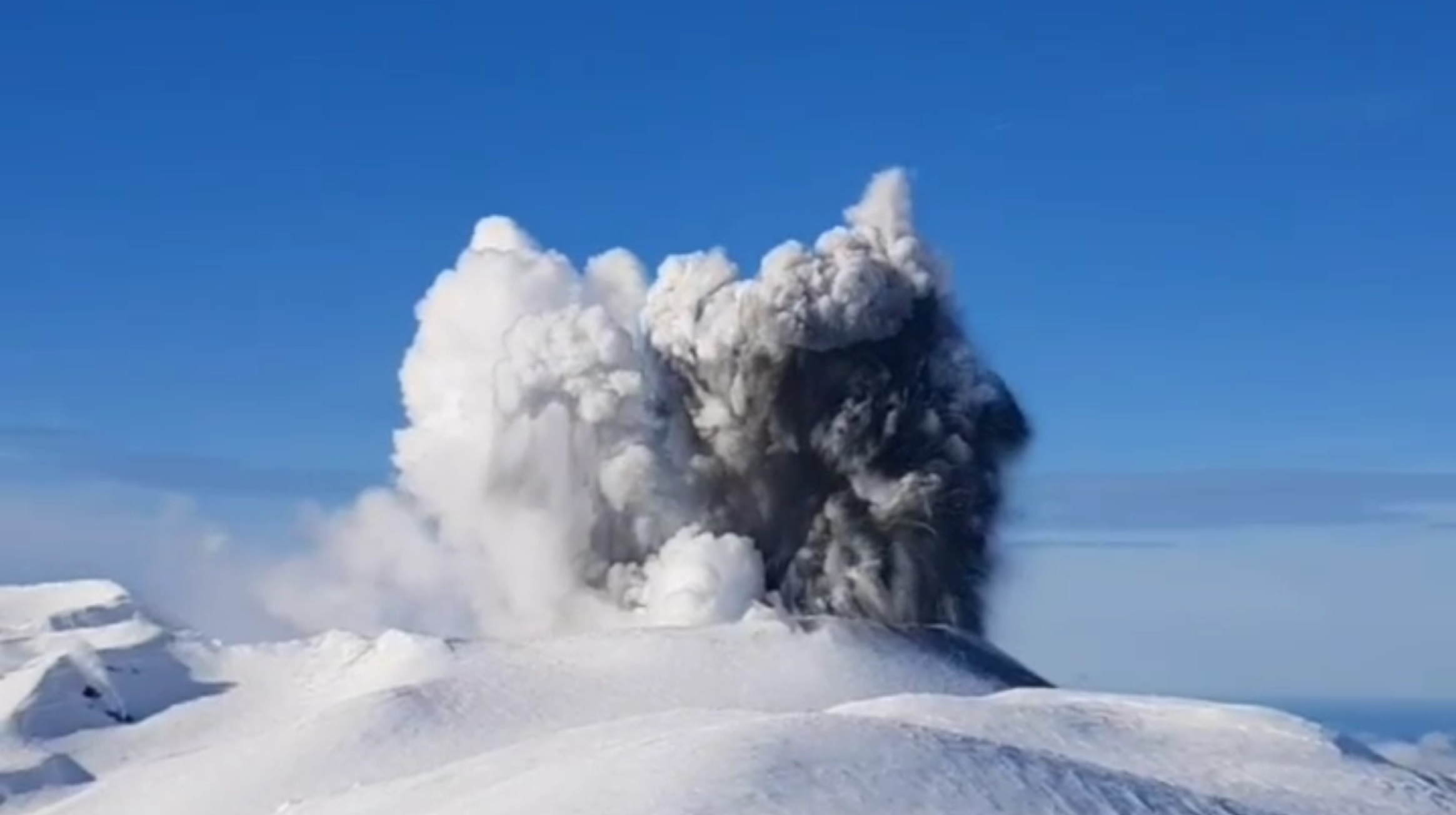 Вулкан Эбеко начал извергаться на Курильских островах