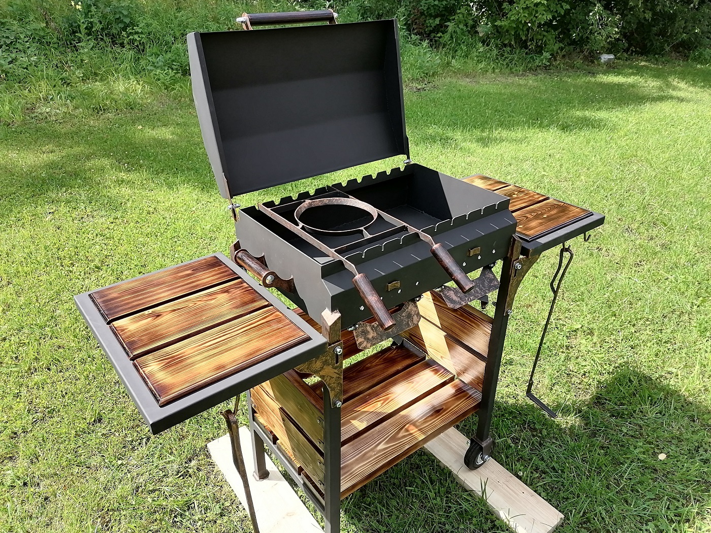 Мангал компактный на колесах с раскладными полками