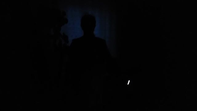 Прозрачно белый огонь фонаря вверх вниз ночью сигнал уменьшения скорости