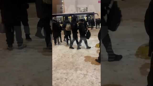 150 мигрантов поехали в военкомат .