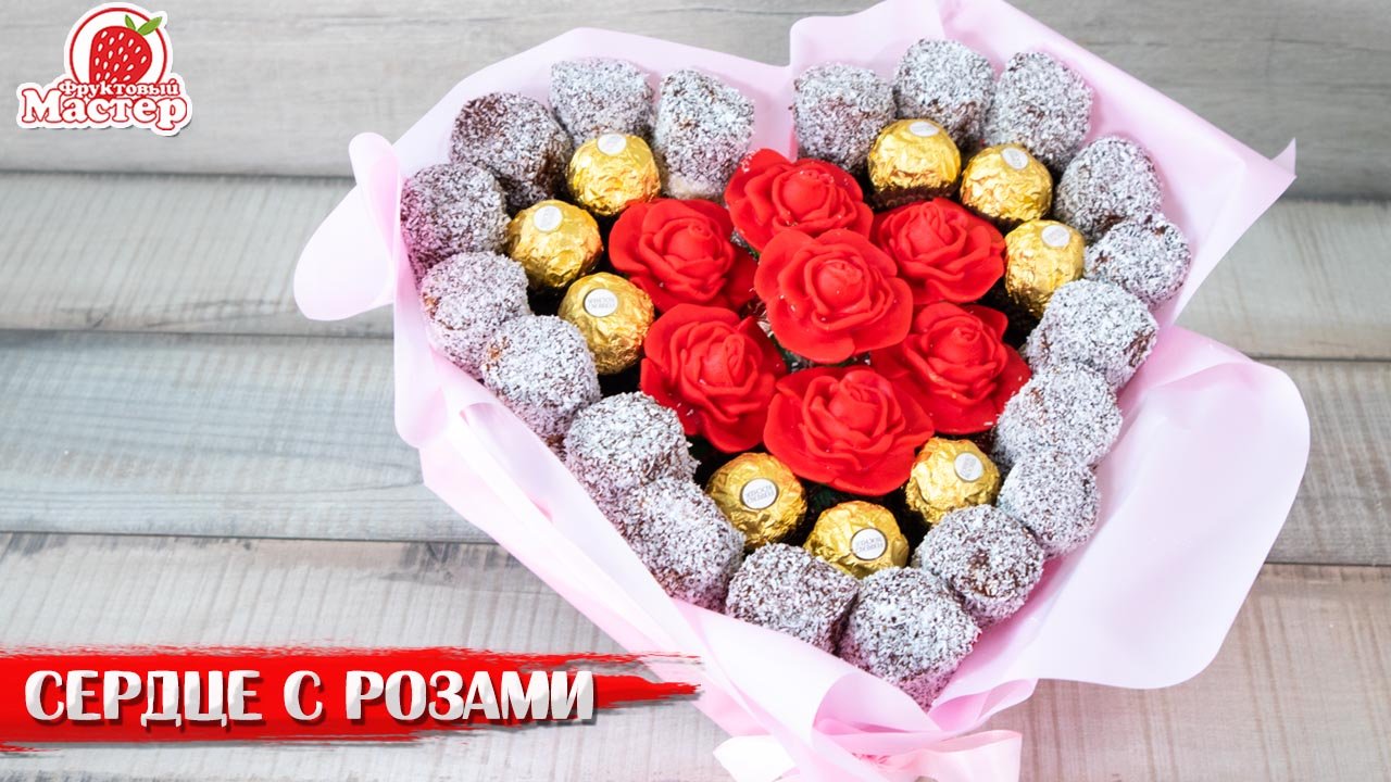 Сердце с марципановыми розами и бананами
