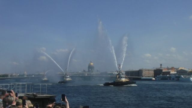 Буксиры "Вихревой", "Сестрорецк" и "Павловск" пошли обратно с фонтанами